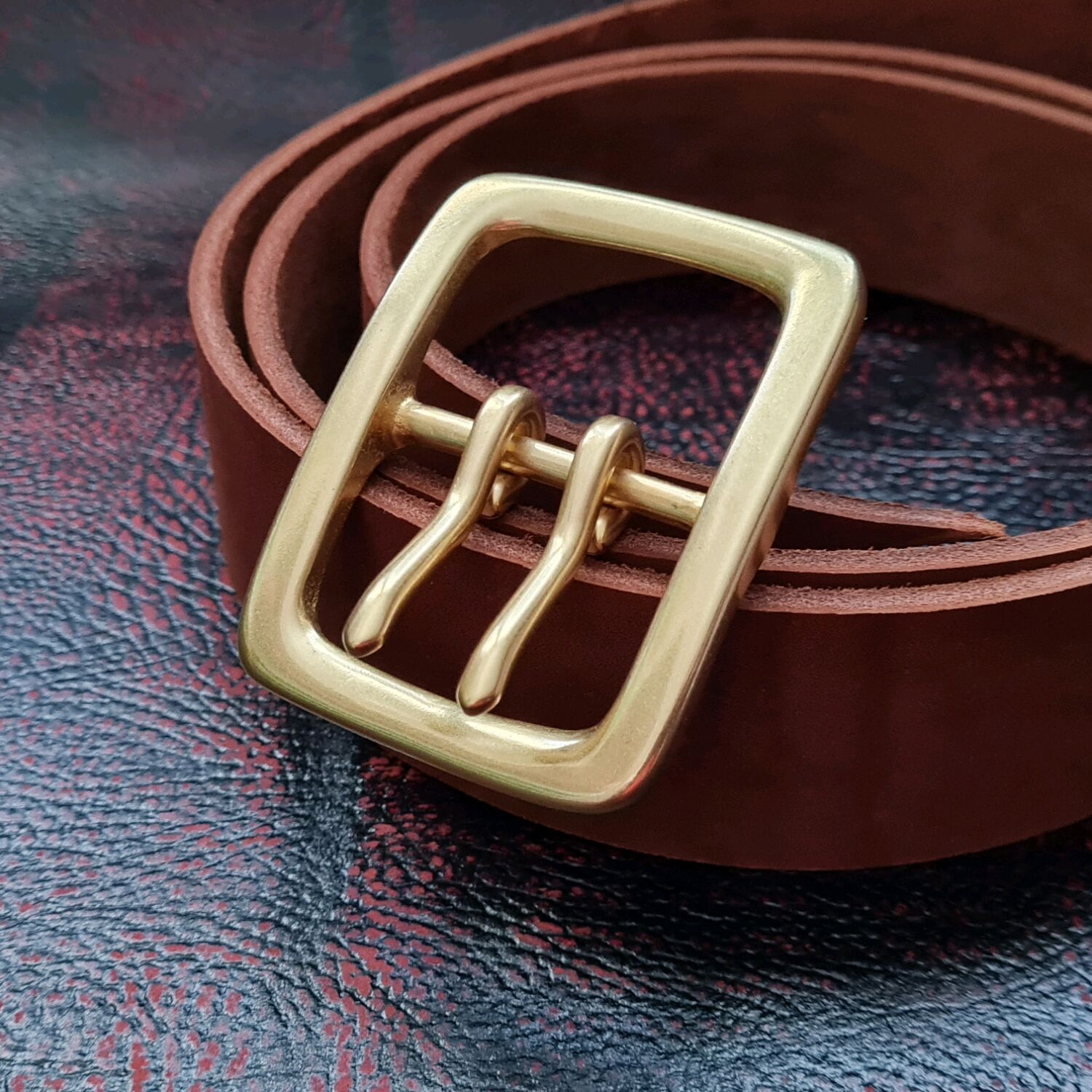 Пряжка латунная Л92. 2-х язычковая. Размер 41,5мм в месте крепления ...