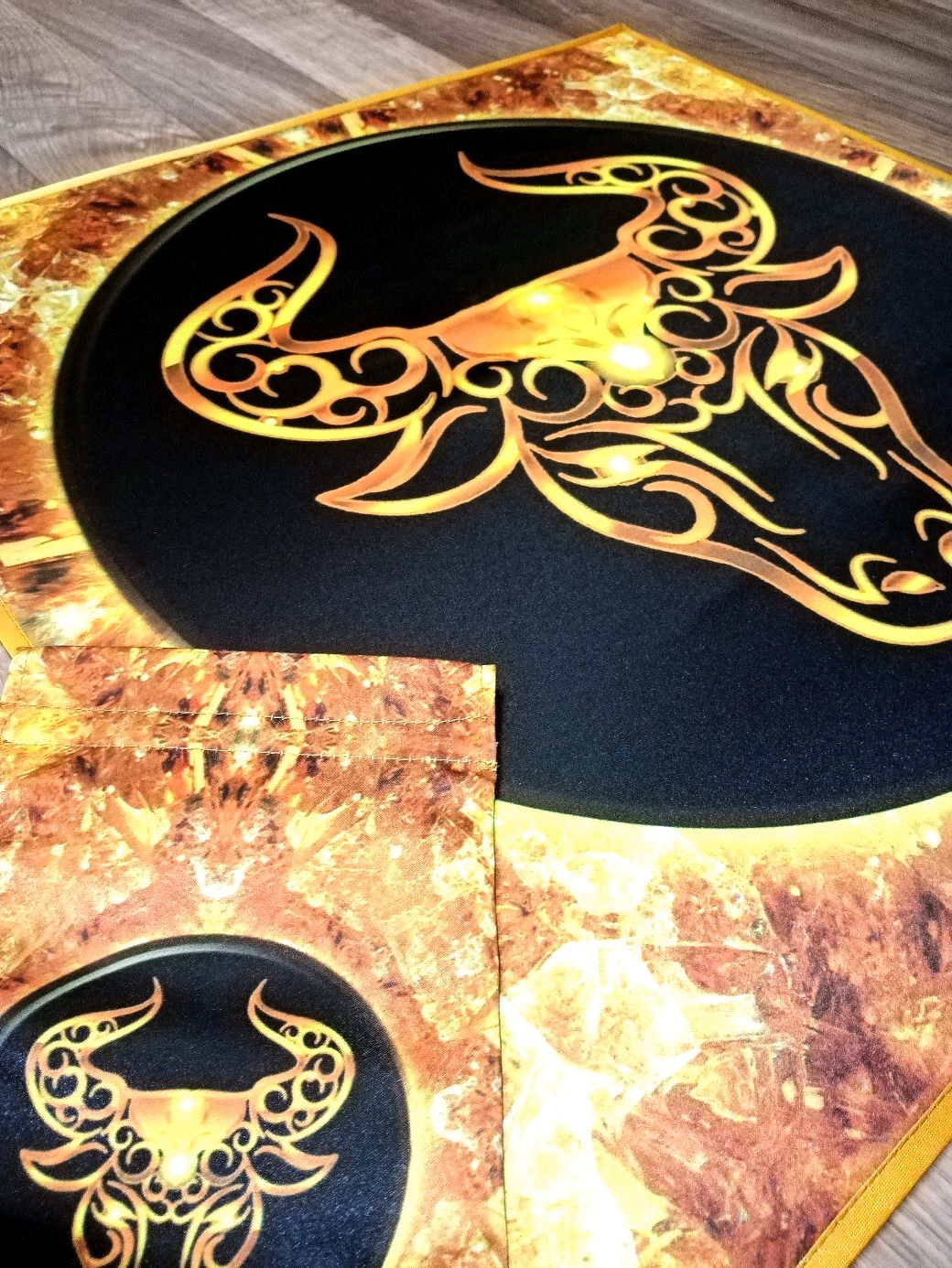 ЗОЛОТОЙ ТЕЛЕЦ, набор из атласной ткани, скатерть и мешочек купить в ...