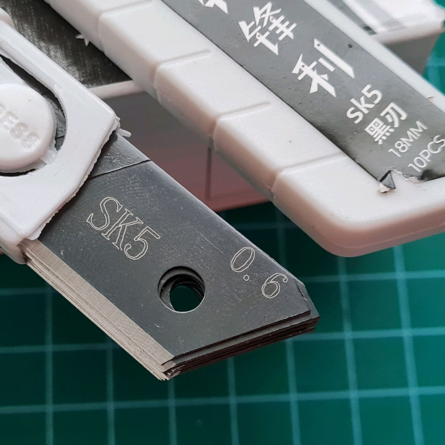 Лезвия 18 мм. Сегментные. Материал сталь SK5. Толщиной 0,6 мм купить в интернет-магазине Ярмарка ...