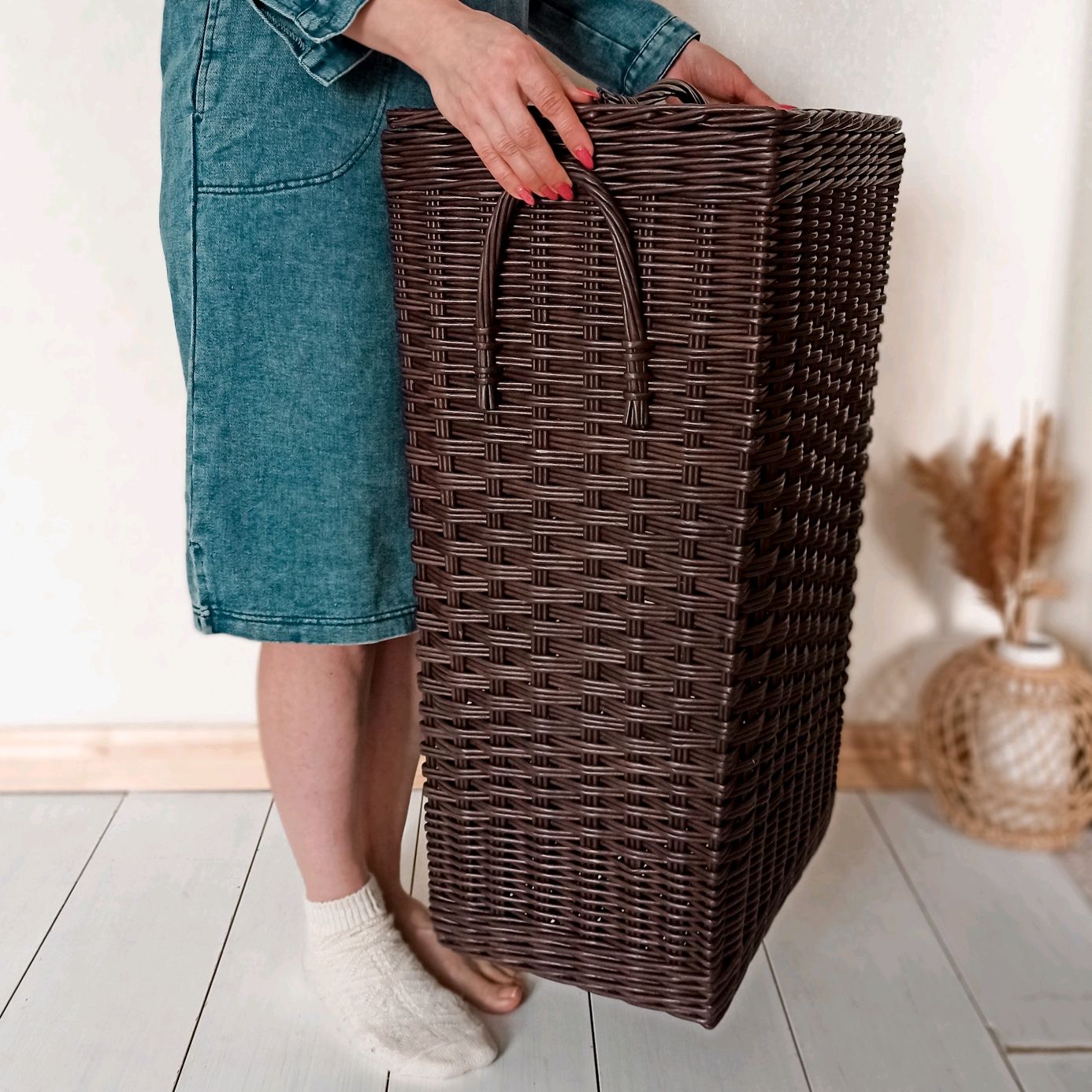 Высокая корзина для белья. Плетеная бельевая корзина с крышкой в ...