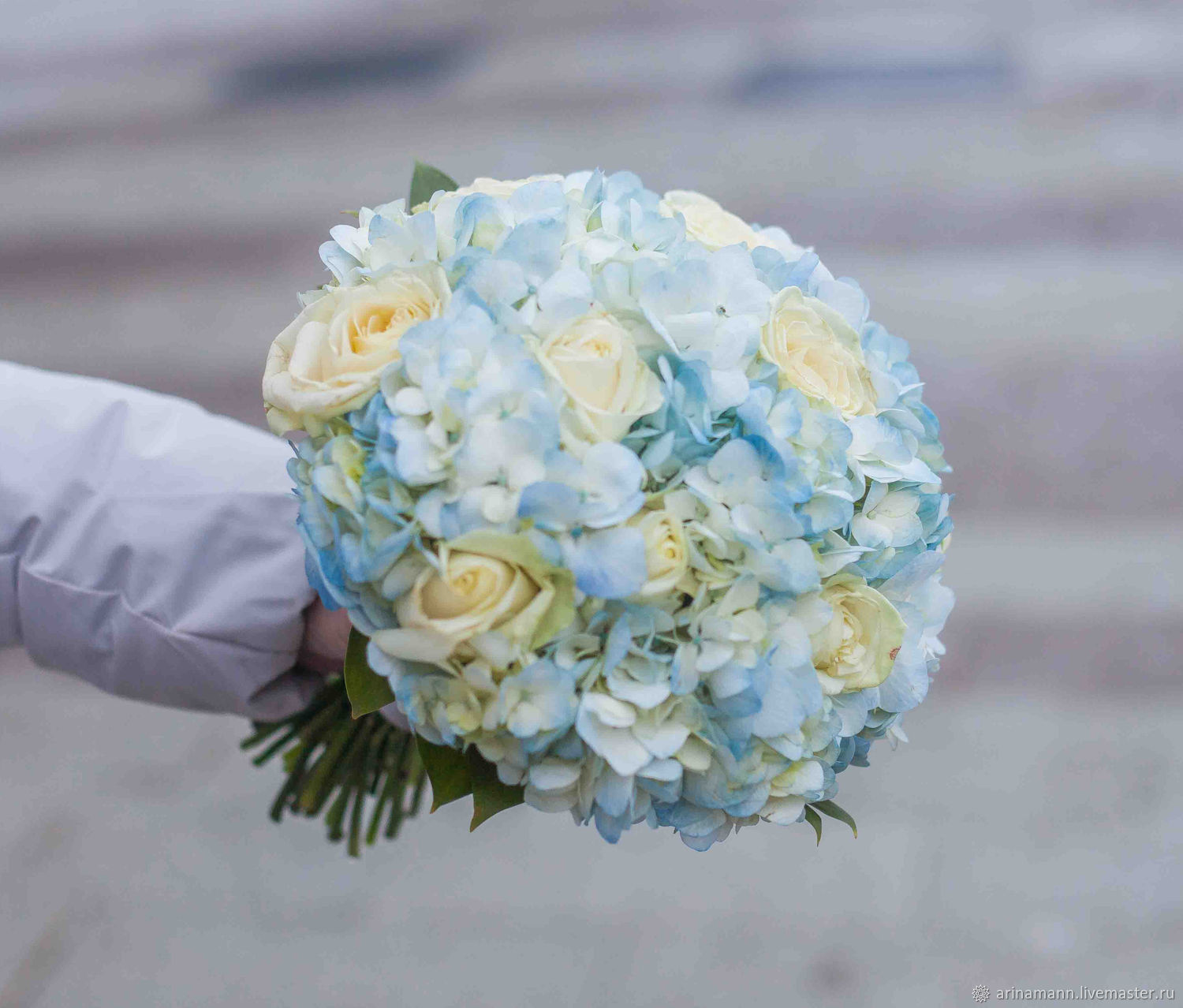 Голубой синий Букет невесты из гортензии и роз в интернет-магазине на ...