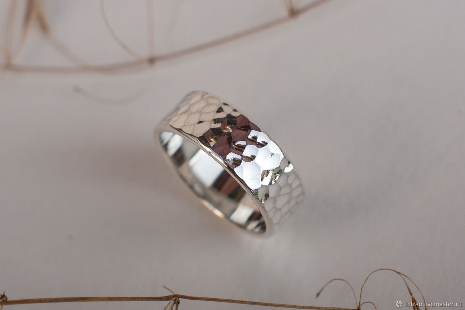 Широкое кованое кольцо из серебра в интернет-магазине Ярмарка Мастеров ...