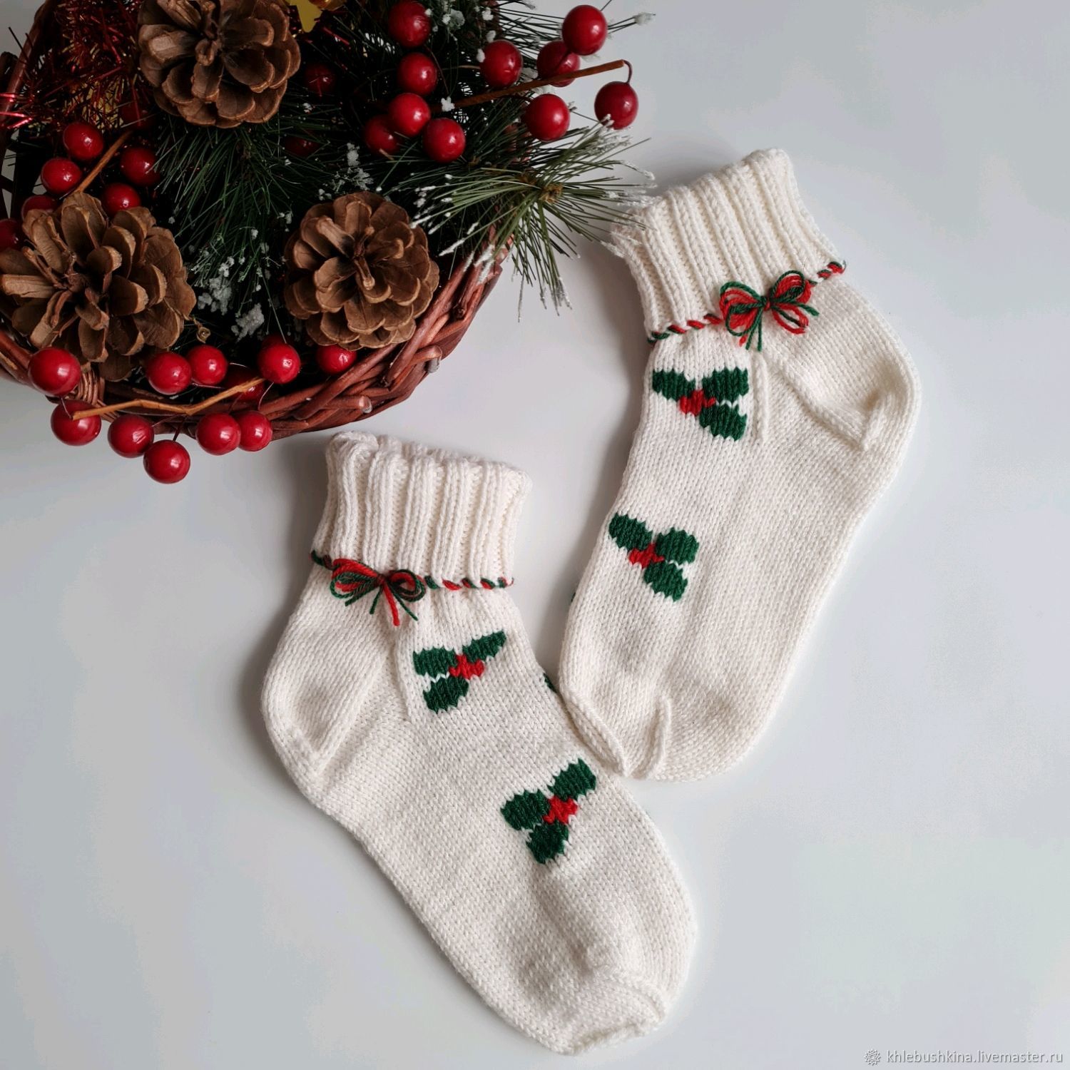 Носки вязаные. Новогодние вязаные носочки для мамы и малыша в интернет ...
