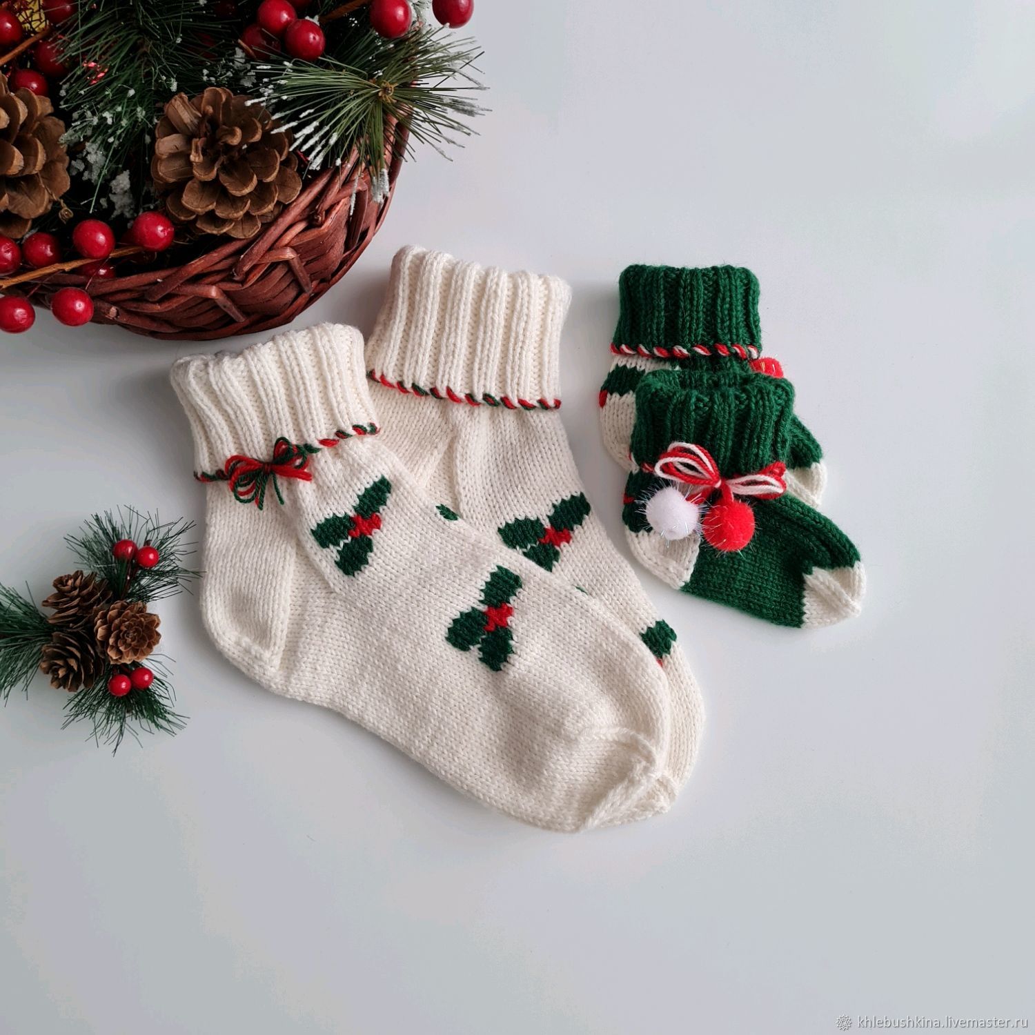 Носки вязаные. Новогодние вязаные носочки для мамы и малыша в интернет ...