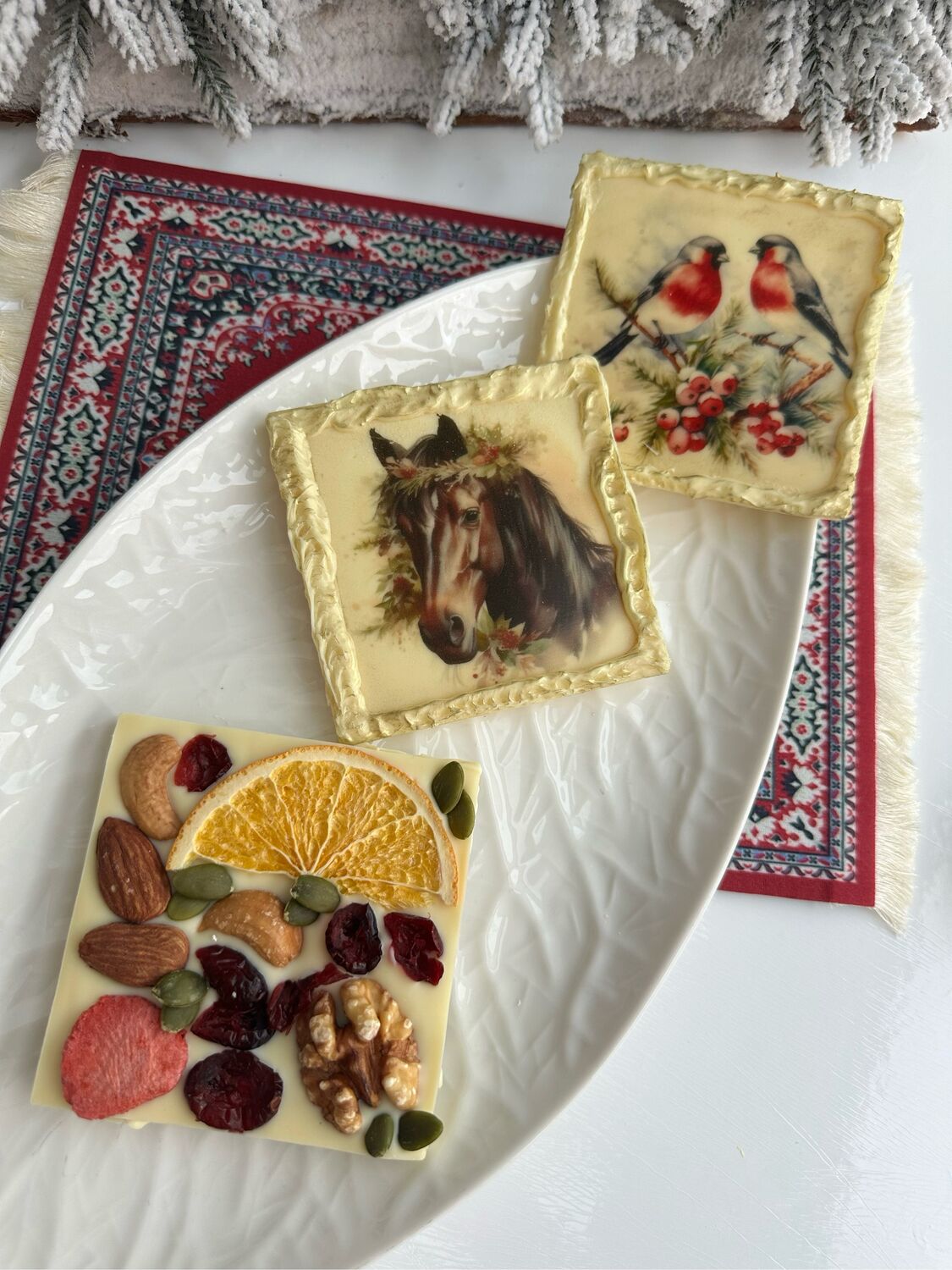 Шоколад на Новый год лошади, русский наличник из шоколада на заказ в ...