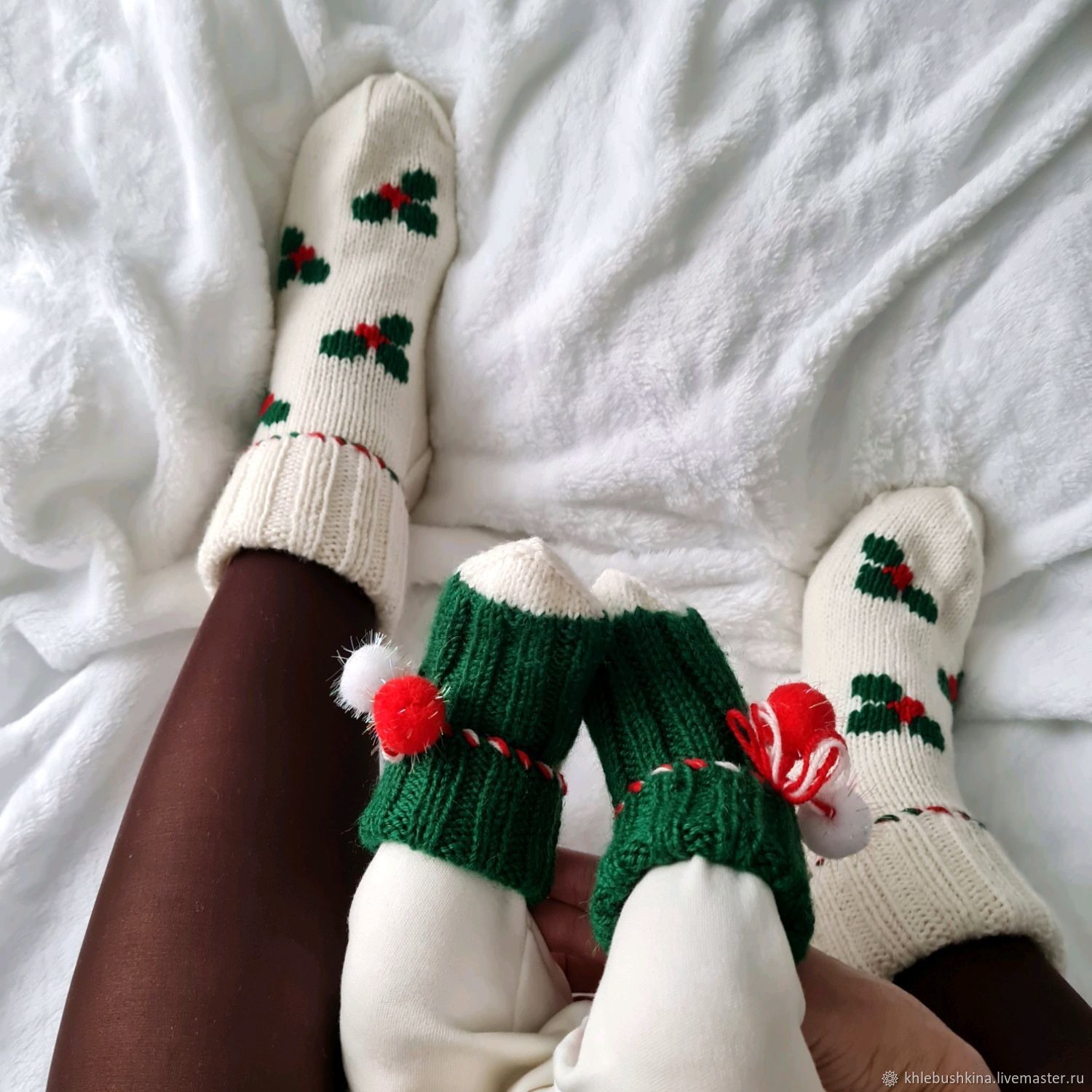 Носки вязаные. Новогодние вязаные носочки для мамы и малыша в интернет ...