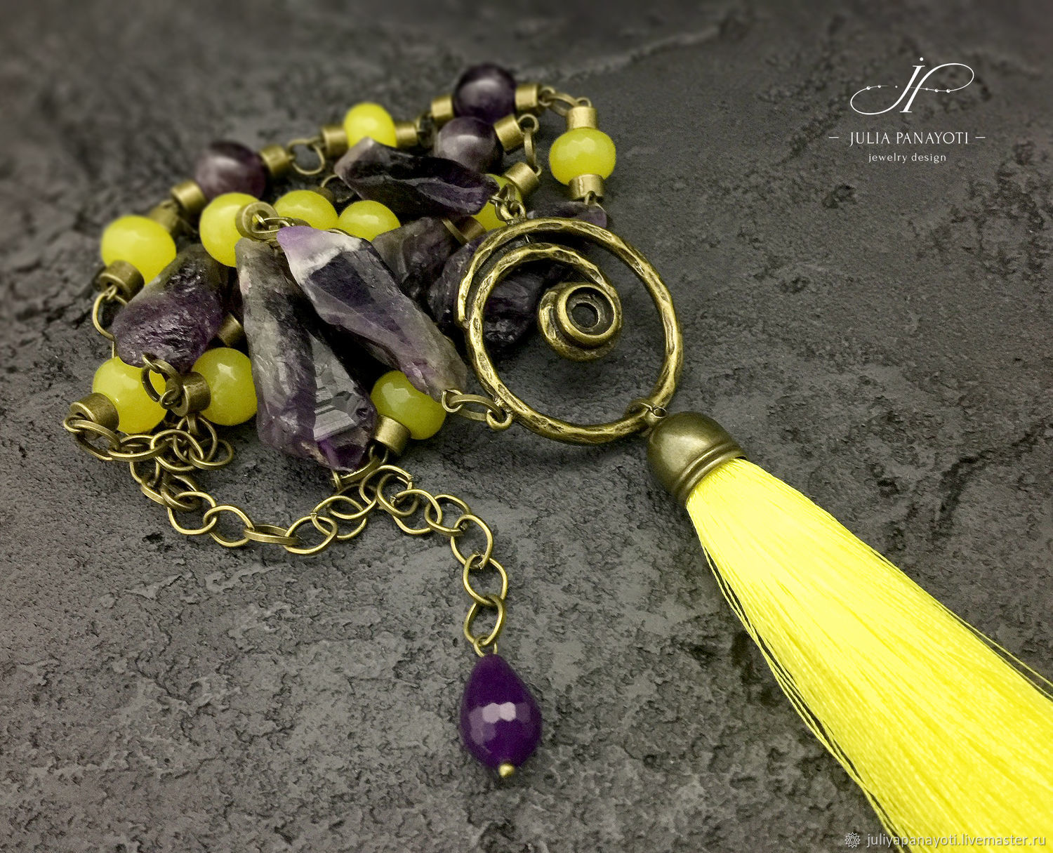 Сотуар с желтой кистью "Ветер солнца" из аметиста и нефрита в интернет ...