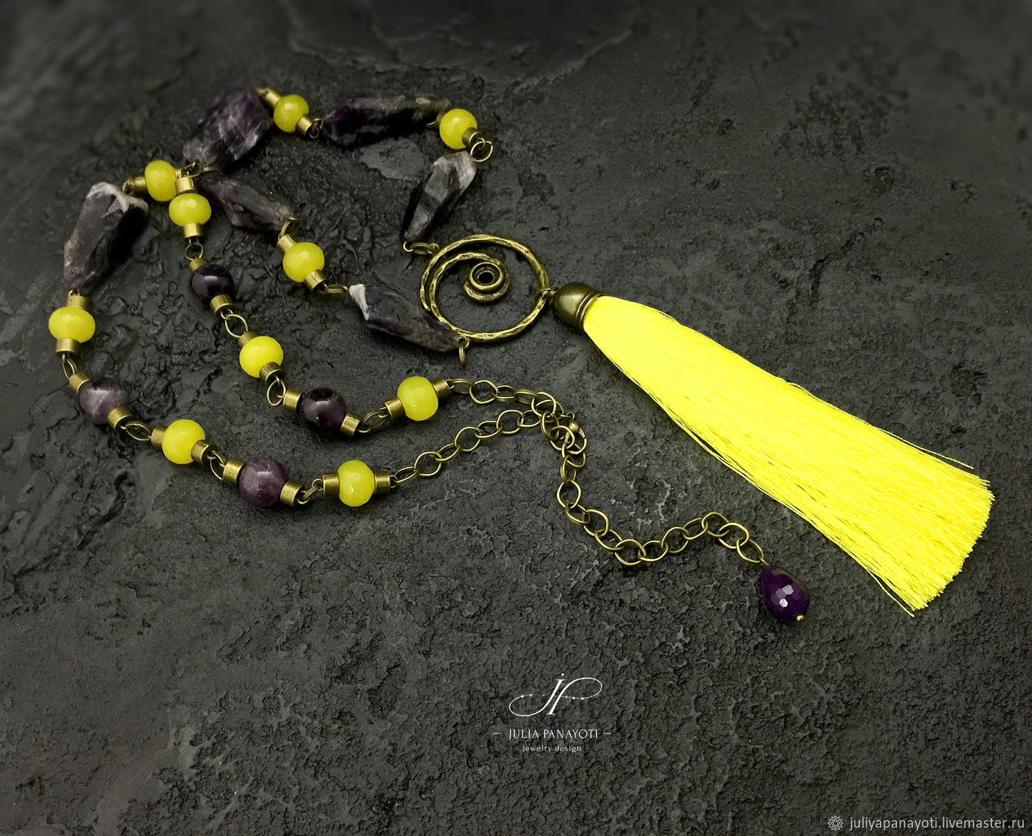 Сотуар с желтой кистью "Ветер солнца" из аметиста и нефрита в интернет ...