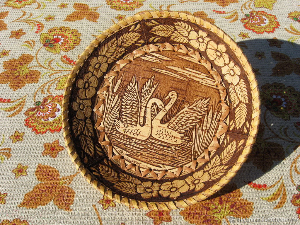 Тарелка круглая «Лебединое озеро». Посуда из бересты купить в интернет ...