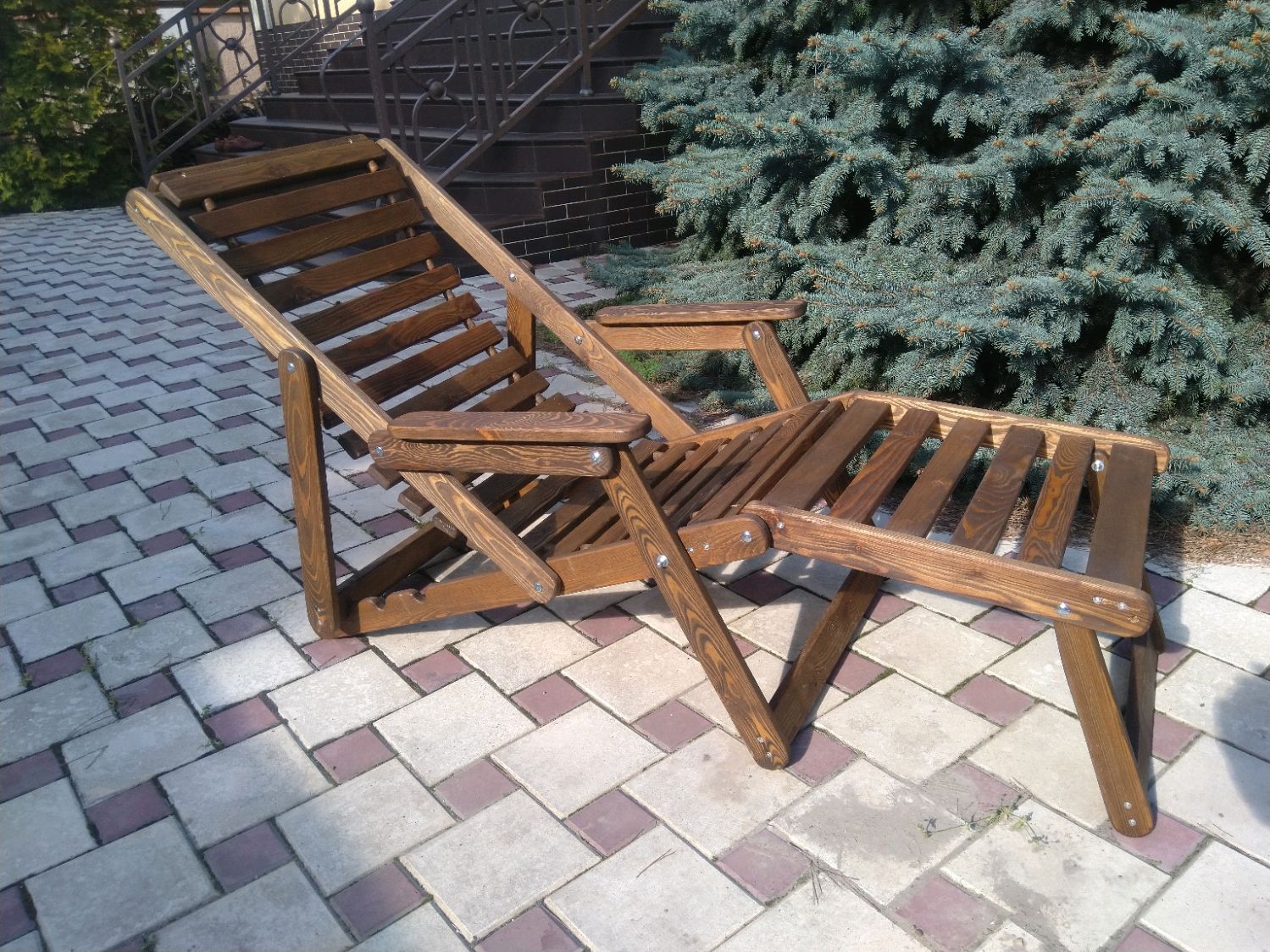 Кресло шезлонг с широкими подлокотниками и удобной подставкой для ног в ...