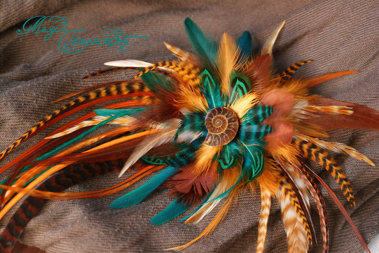 Заколка-брошь изумрудно-медовая из перьев с аммонитом – заказать на ...