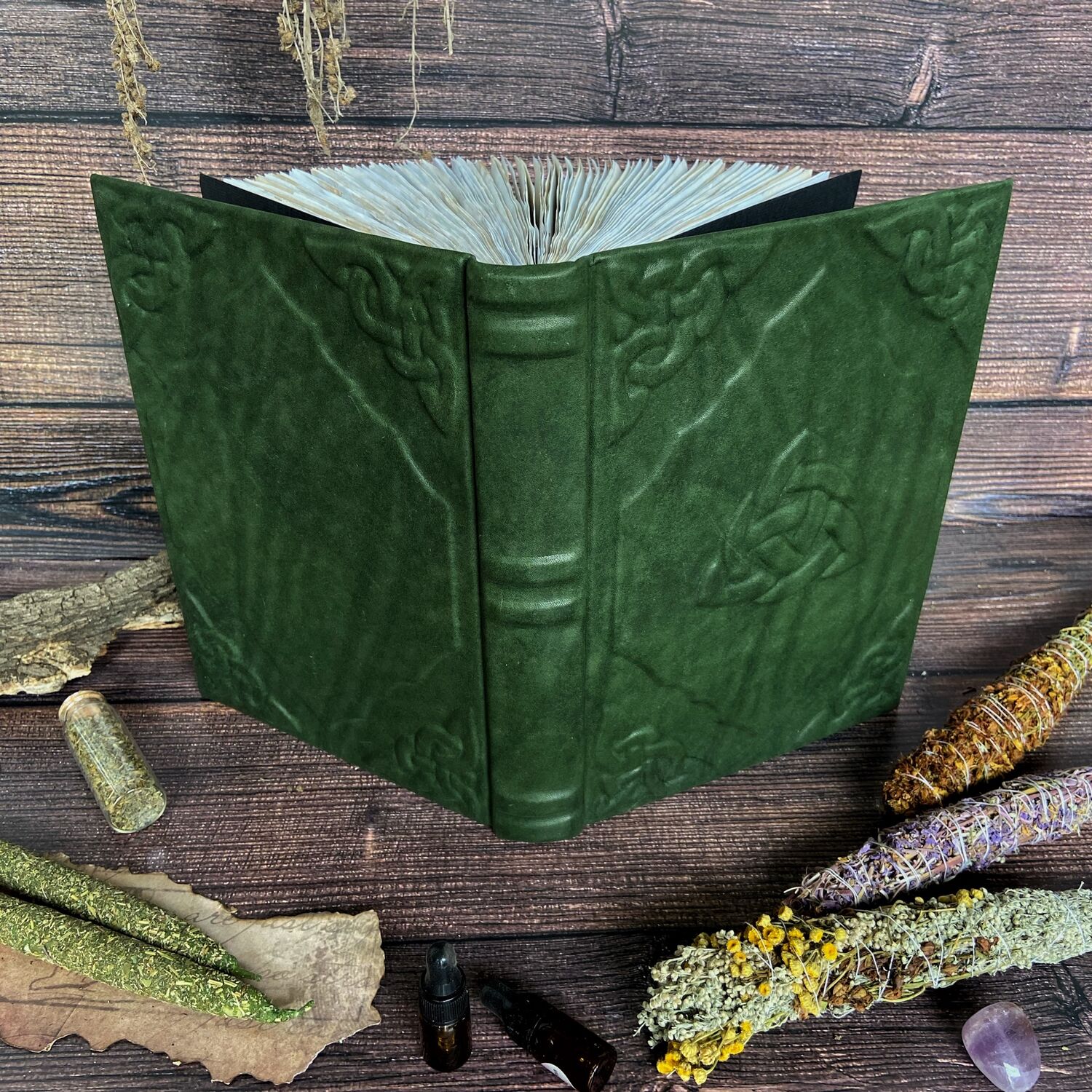 Кожаный гримуар «Трикветр» на заказ в интернет-магазине Ярмарка ...