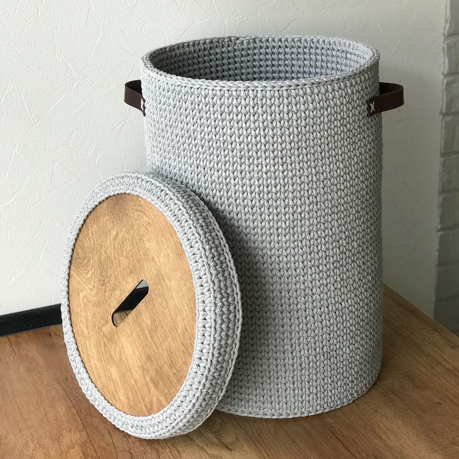 Большая корзина с кожаными ручками и крышкой на заказ в интернет магазине Ярмарка Мастеров по