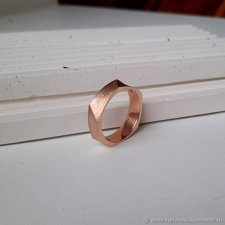 Обручальное кольцо с гранями золото 585, матовое (Об55) на заказ в ...