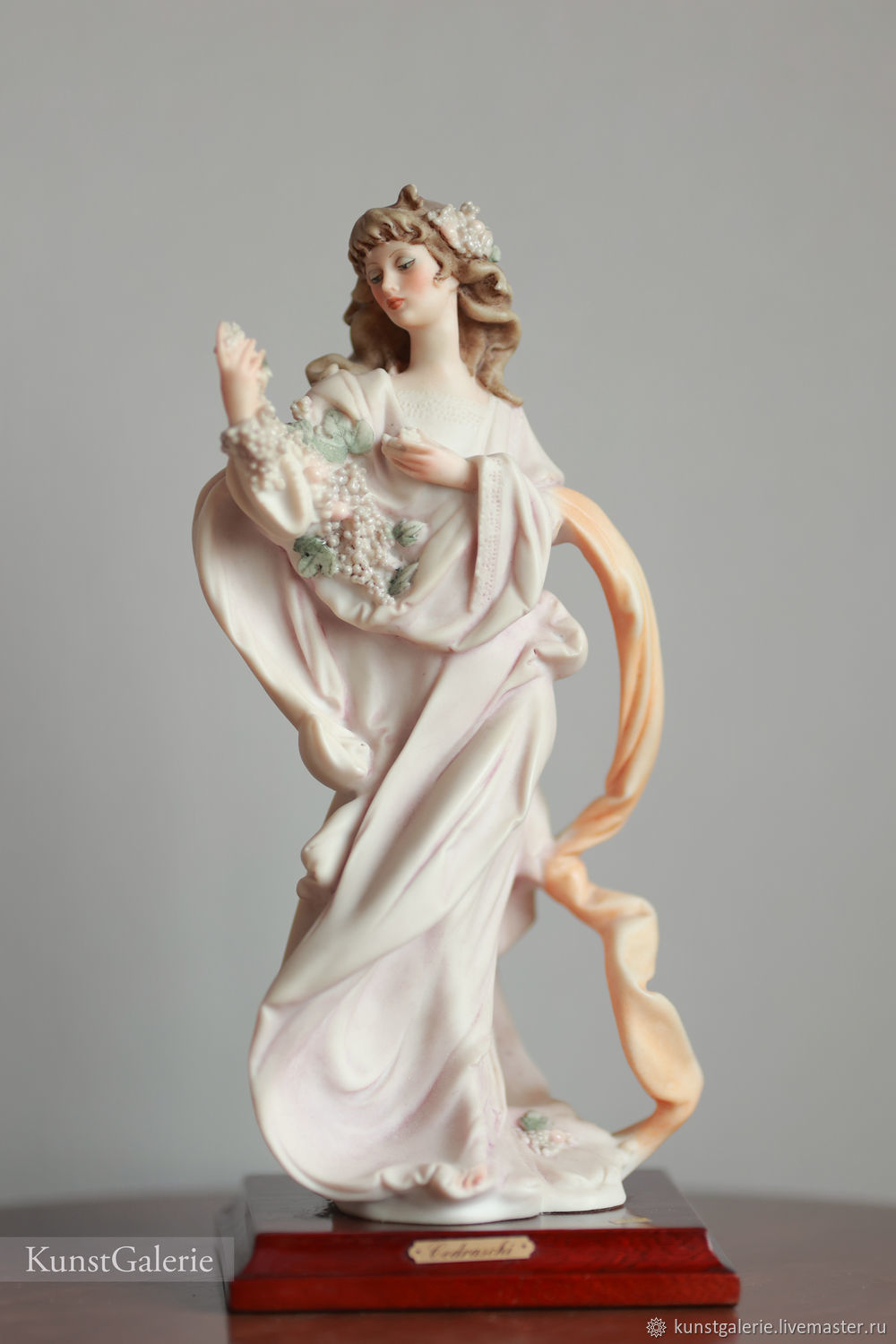 Винтаж: Дама с виноградом Florence Capodimonte Cedraschi статуэтка в ...