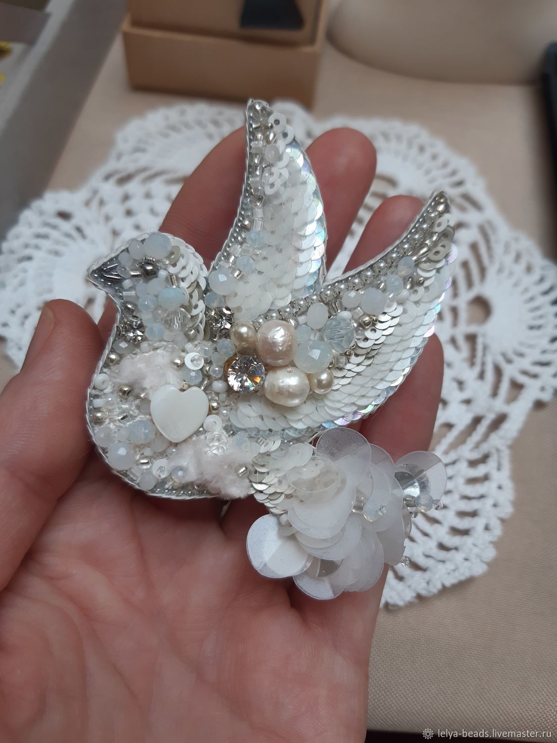 Брошь Голубка белая в наличии. Брошь Голубь из пайеток и кристаллов в ...