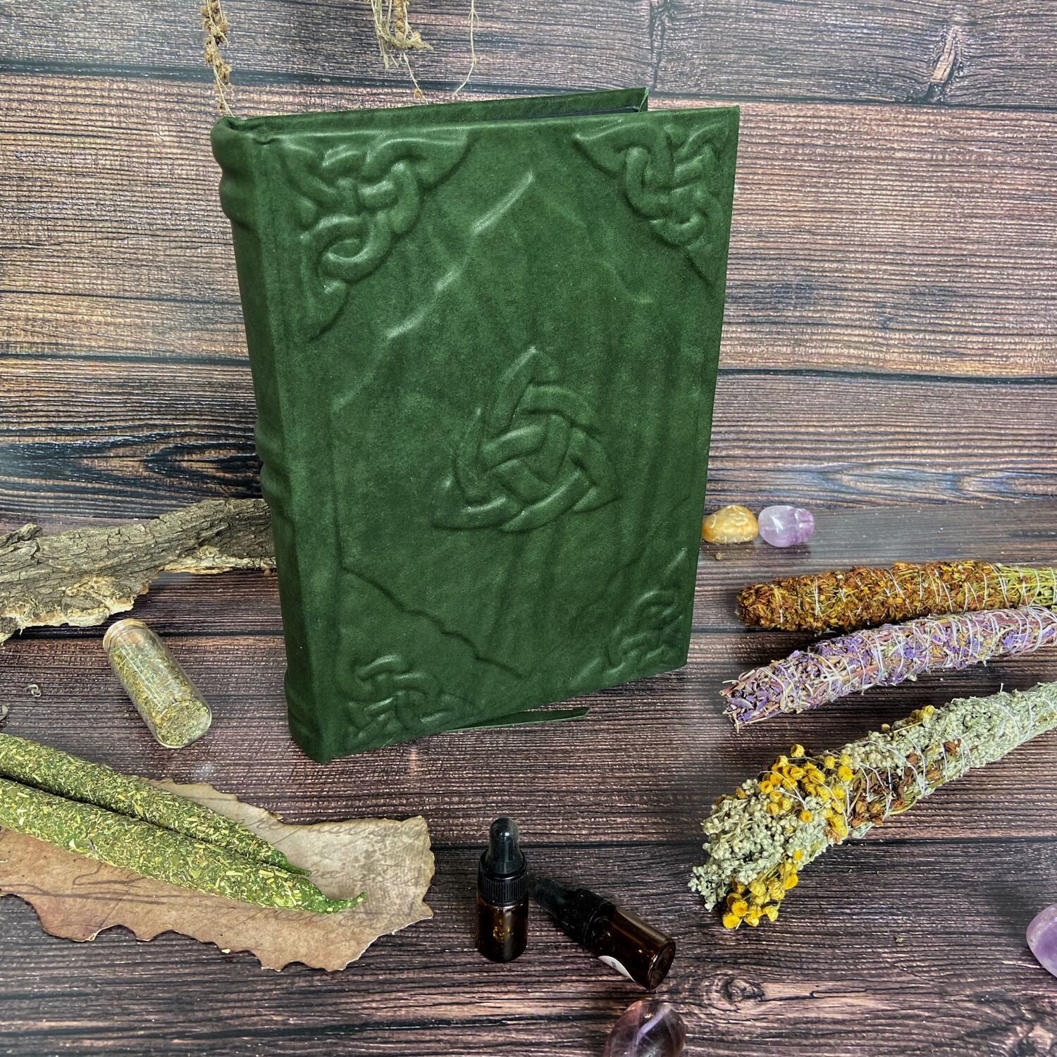 Кожаный гримуар «Трикветр» на заказ в интернет-магазине Ярмарка ...