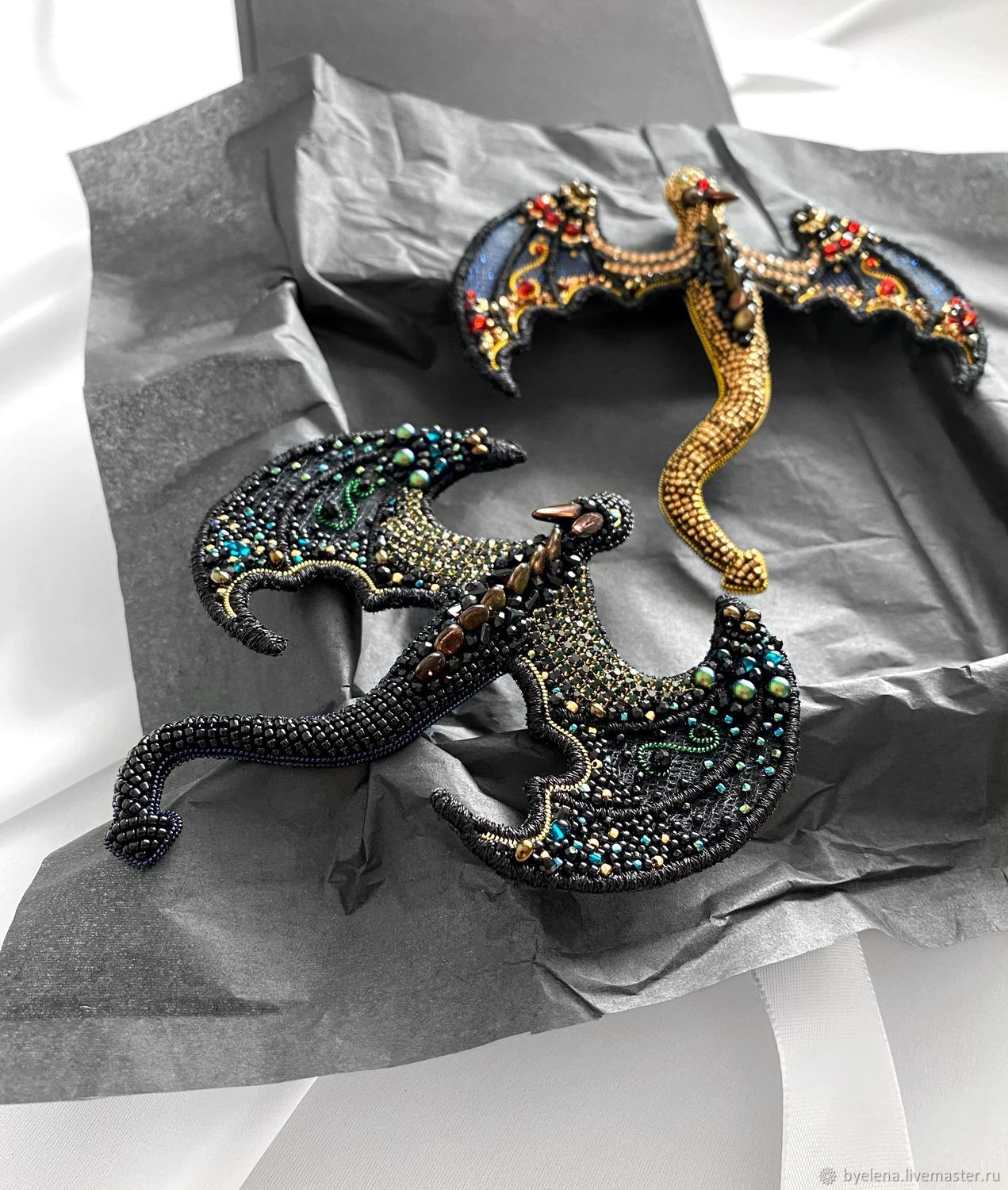 Изумрудно-черный дракон. Брошь летящий дракон. Подарок девушке в ...
