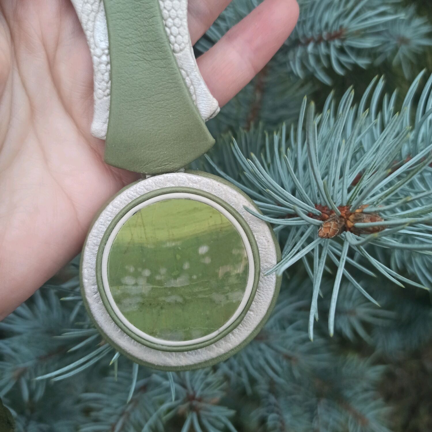 Колье с пейзажной яшмой, кулон зеленая яшма, кожа купить в интернет ...