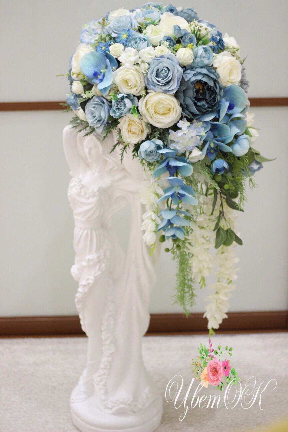 Высокая напольная статуэтка с искусственными цветами. Напольный букет в ...