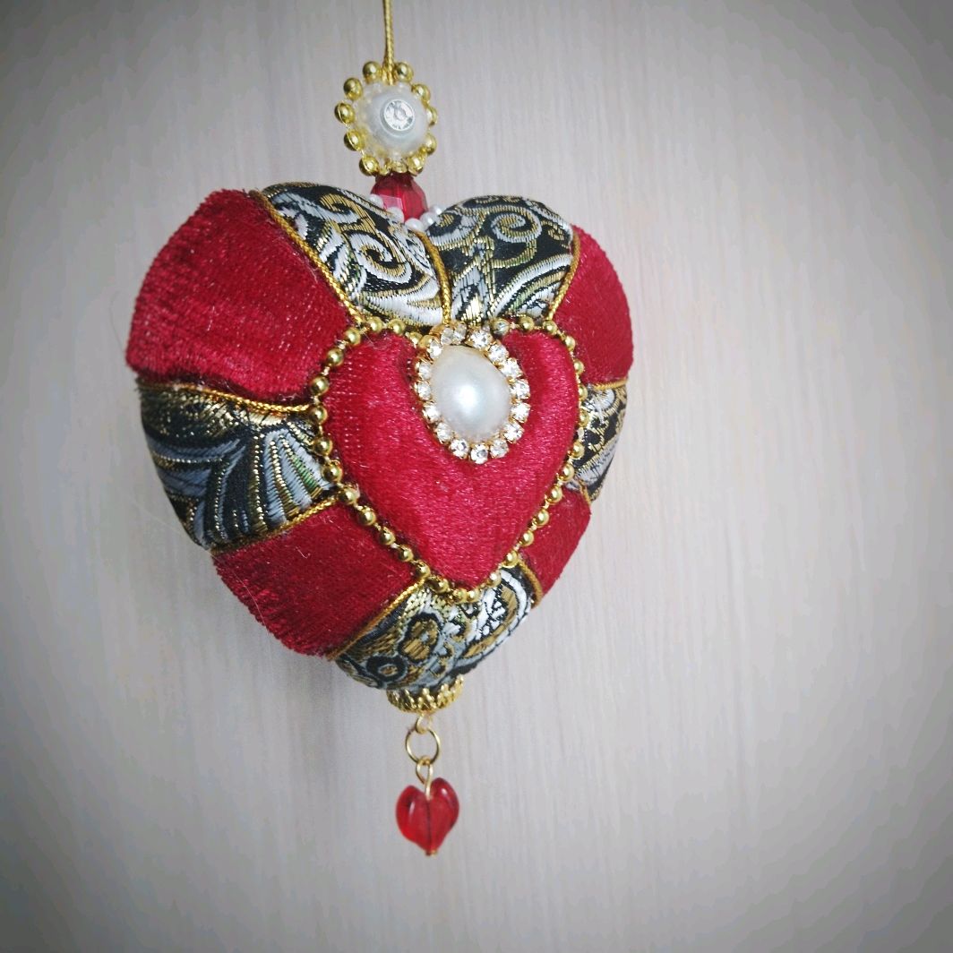 Подарок подвеска из бархата и парчи Красное сердце купить в интернет ...